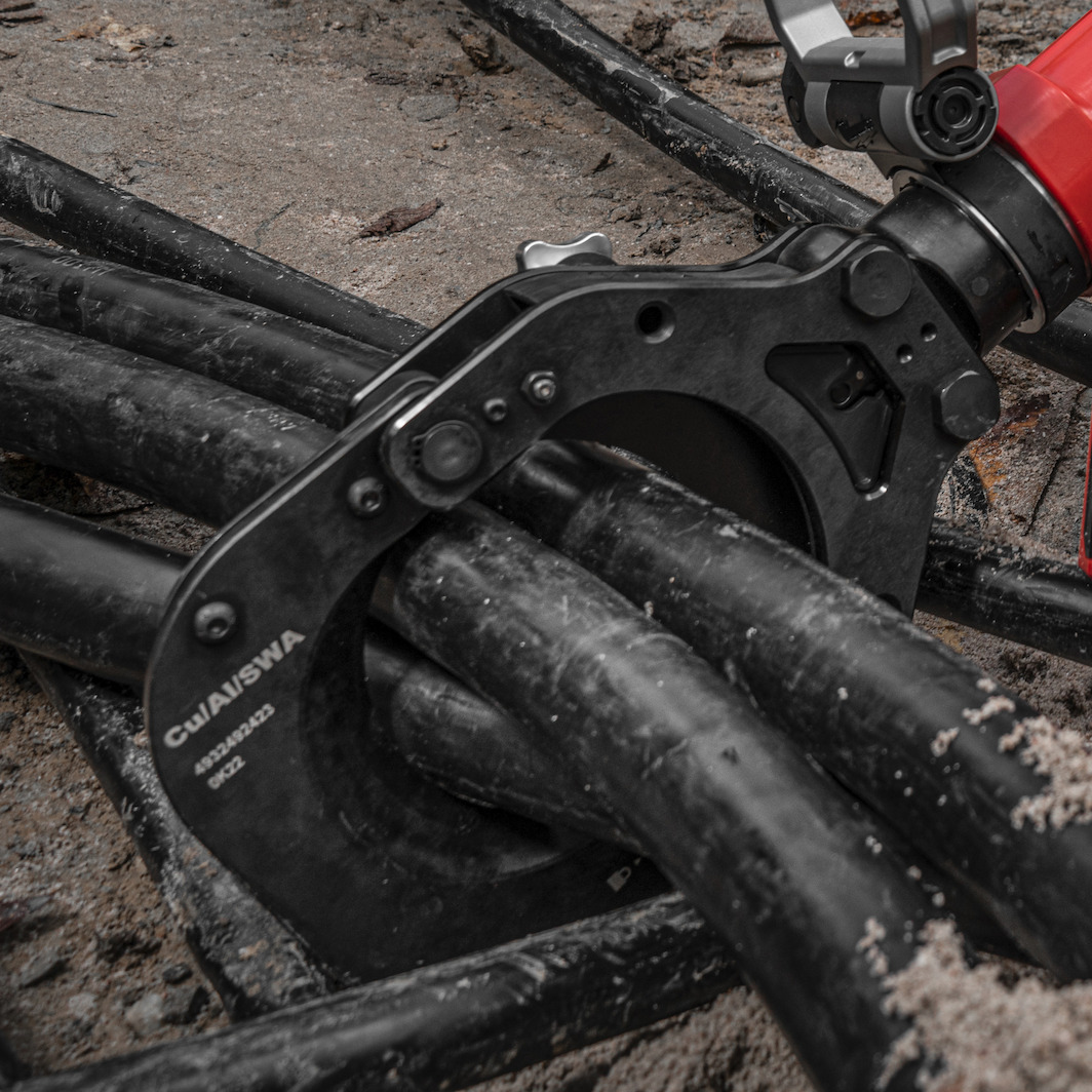 MILWAUKEE M18 HCC125-801C FORCE LOGIC hydraulic cordless cable cutter ...