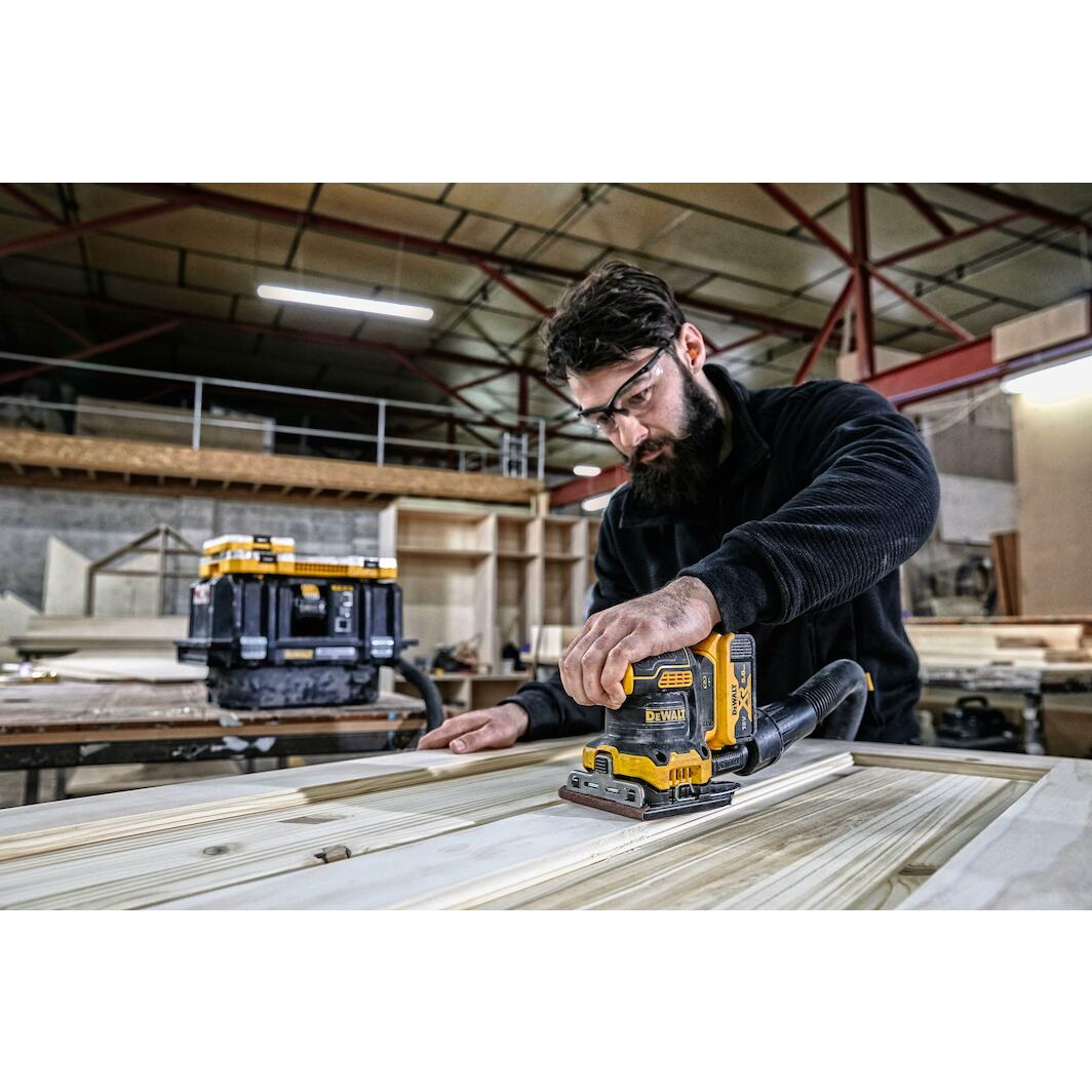 DEWALT DCW200P2-QW 18V XR Brushless 1/4 sheet cordless surface sander ...